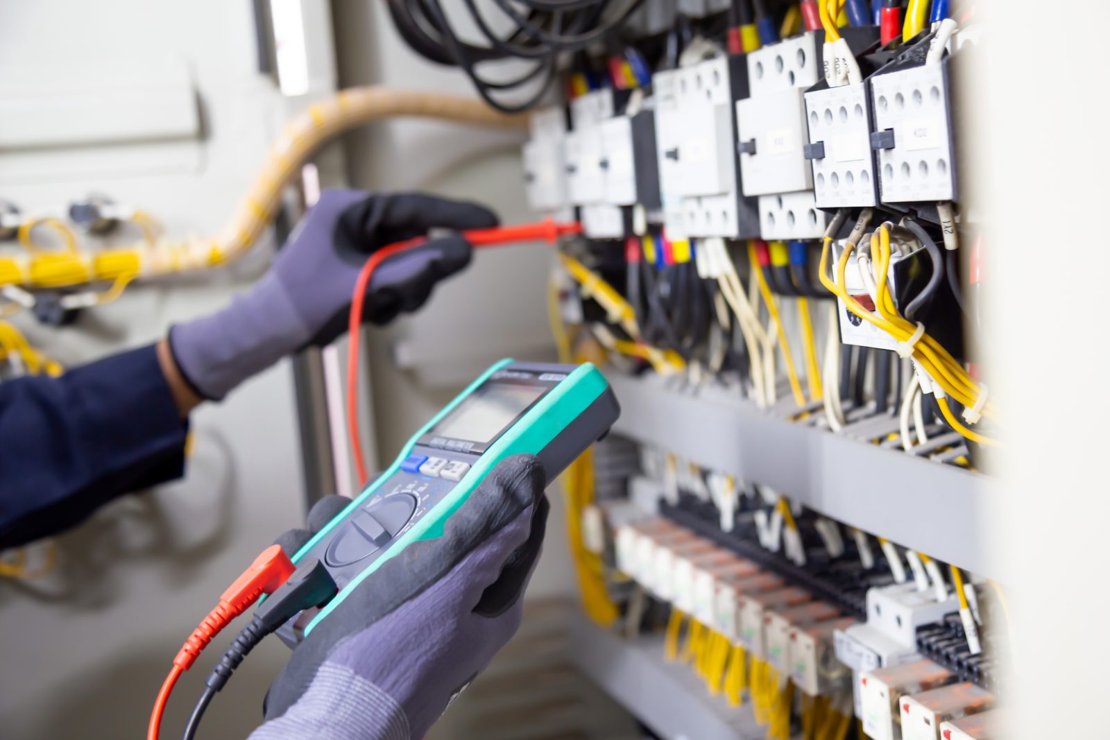 FAQ : Tout ce qu'il faut savoir sur l'habilitation électrique | ABSKILL