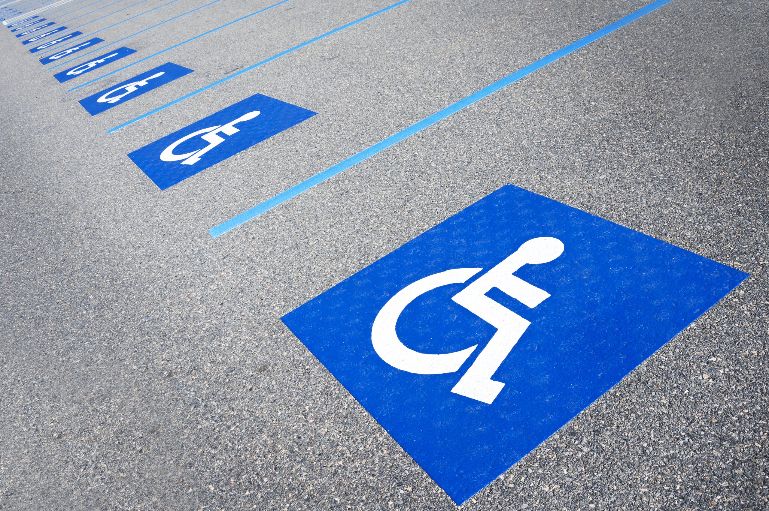 Normes PMR : quelles sont les obligations pour les ERP ? | ABSKILL